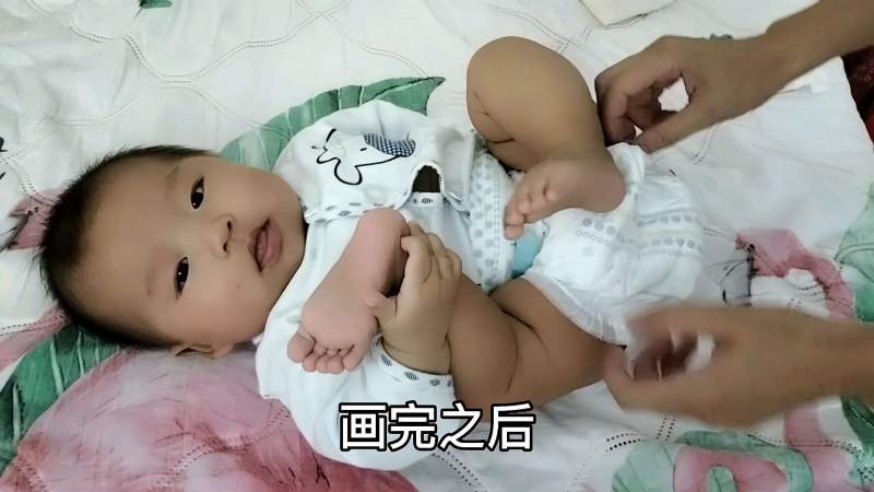 妈妈给宝宝换尿布特别乖，不哭也不闹，太配合了！ 母婴育儿 萌宝 好看视频