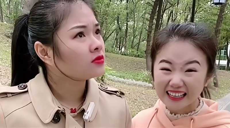搞笑视频,什么事?能把小姨妹笑得合不拢嘴! 搞笑 恶搞整蛊 好看视频