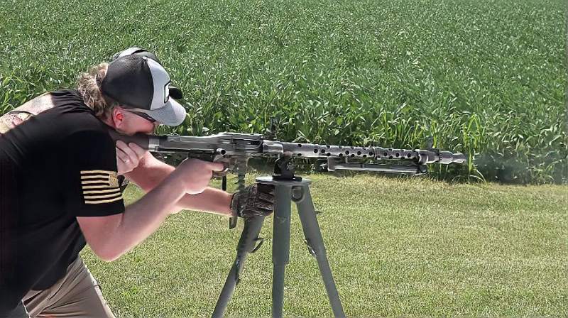 三脚架都挡不住MG34通用机枪的后坐力，你说这枪猛不猛？,军事,武器装备,好看视频