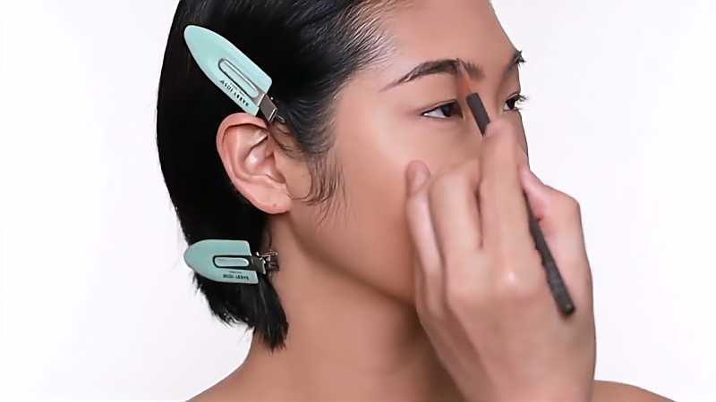 女子不化妆像黄脸婆，化个浓妆后，秒变气质女神时尚化妆好看视频
