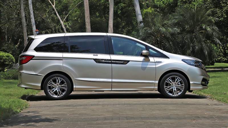 别总盯着GL8，这MPV车长近5米，标配两个独立座椅，油耗仅5.9L,汽车,车评,好看视频