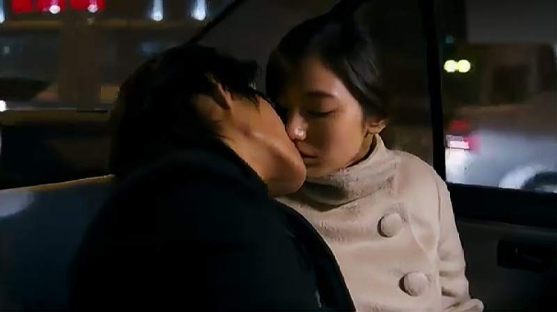 美女一个暖心动作，让小伙立马产生好感！竟然在车上直接亲吻她！,影视,爱情片,好看视频