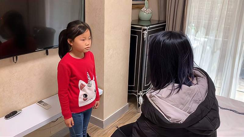 小女孩不写作业被老师告状，妈妈听了很生气，于是就打屁股惩罚,母婴育儿,萌宝,好看视频