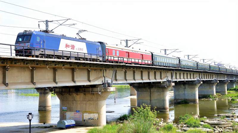 又见绿皮火车！广汉鸭子河宝成线，成都—天津K258次列车疾驰而过,交通工具,交通工具,好看视频