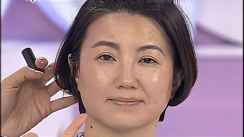 熟龄女性化妆小技巧,简单2步,减轻眼部下垂感,淡化你的法令纹时尚化妆好看视频