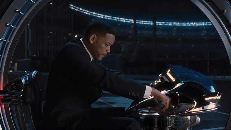 黑衣人：这单轮摩托车真是厉害，无视路上堵车，从车顶超车,影视,动作片,好看视频