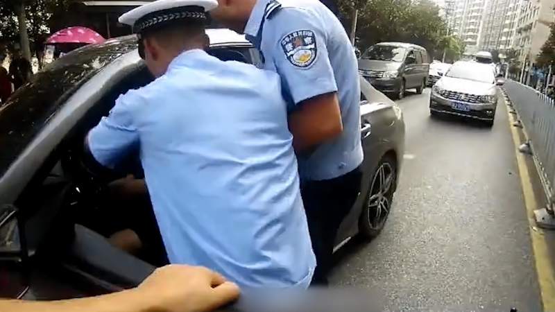 奔驰 “违章王”拖拽交警狂奔被刑拘！警方公布执法记录仪画面,社会,交通事故,好看视频