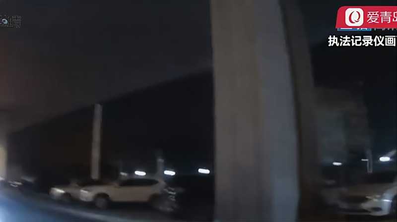 路遇交警查车，青岛一酒司机竟然跳！桥！了！社会交通事故好看视频