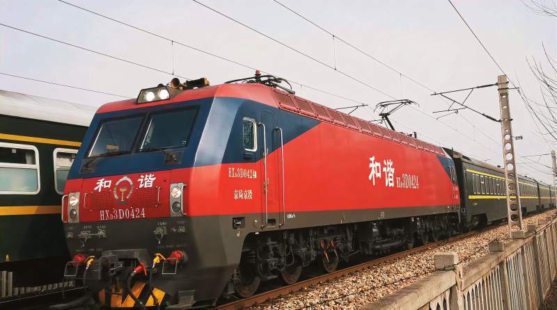 第一次见HXD2B拉快速列车！普铁“最快直达”高速动车压轴出场,交通工具,交通工具,好看视频