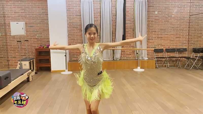 钟丽缇13岁女儿暴风抽高，跳拉丁舞大秀长腿，身材扭动超性感舞蹈艺术舞蹈好看视频