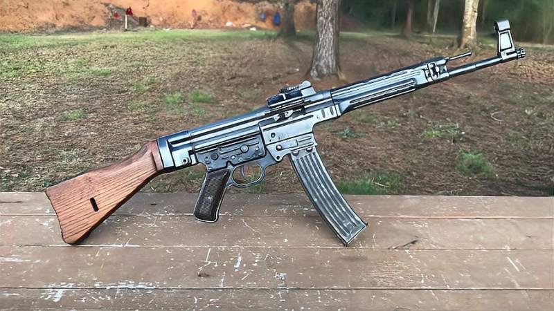 世界上第一款大规模装备的突击步枪：MP44 户外靶场射击测试,军事,武器装备,好看视频