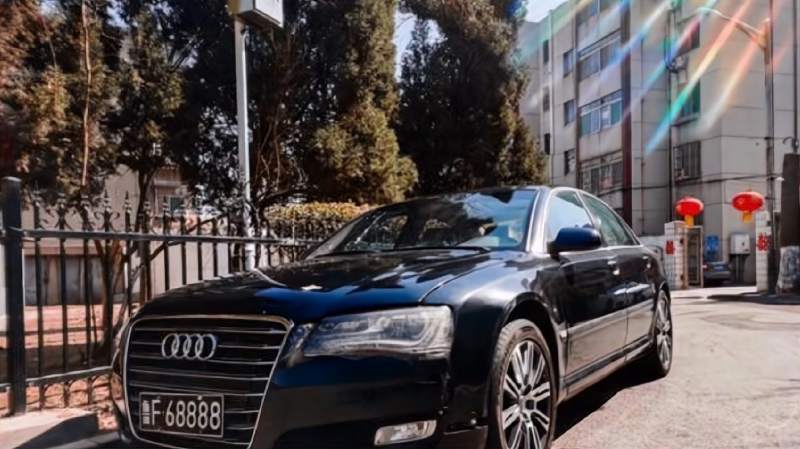 小伙晒出父亲的黑牌奥迪A8L，09年花180万，车牌简直无敌了,汽车,车评,好看视频