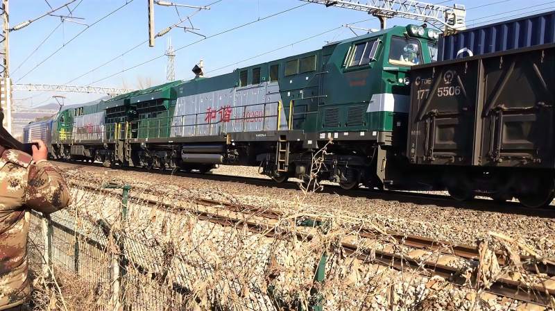 【中国铁路】HXD2B牵引两回送机车通过京沪线大河站,科技,机械,好看视频