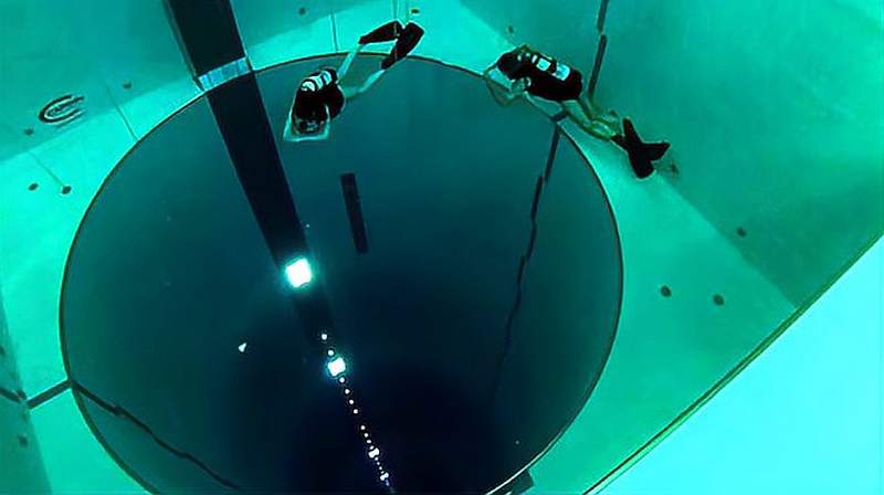 全球最深的泳池，深度40米堪比无敌黑洞，镜头拍下池底画面,科学,科普,好看视频