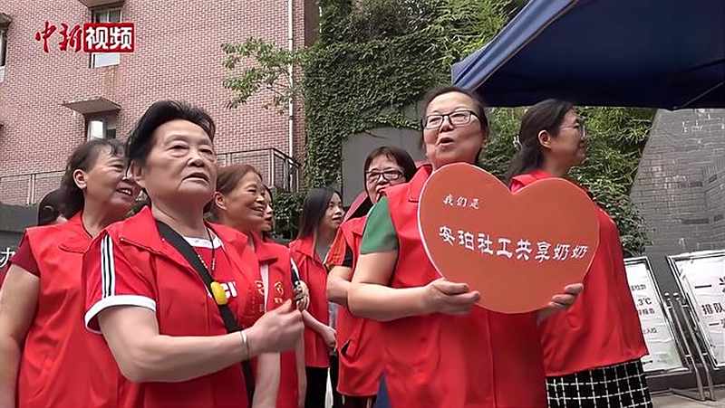 空巢老人成 共享奶奶” 为双职工家庭接送孩子辅导作业情感正能量好看视频