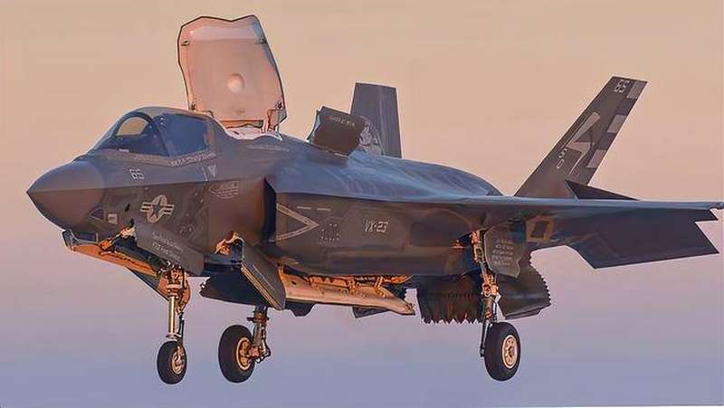 美军F-35B展示空中悬停漂移360度旋转绝技，最亮眼的5代战机,军事,武器装备,好看视频